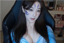 LPL英文流解說Kitty COS卡莎：邪魅眼神頗有神韻 - 幫趣