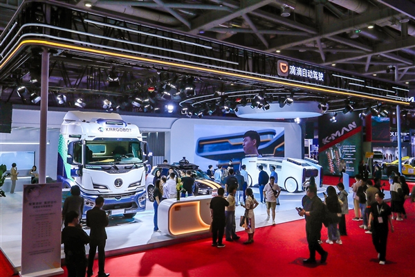 滴滴自動駕駛卡車KargoBot亮相：一位司機同時「開」多輛卡車 - 幫趣